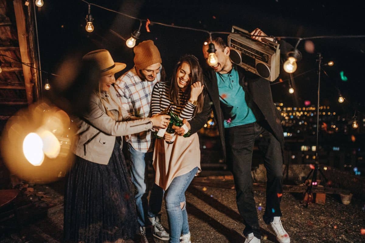 Voici les raisons pour lesquelles faire la fête à l’adolescence peut ...